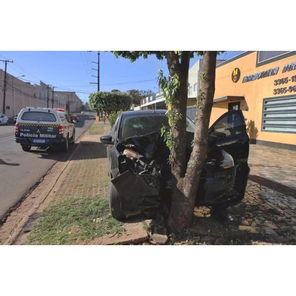 Motorista de aplicativo dorme ao volante e bate carro contra árvore - Notícia - Jornal do Estado MS